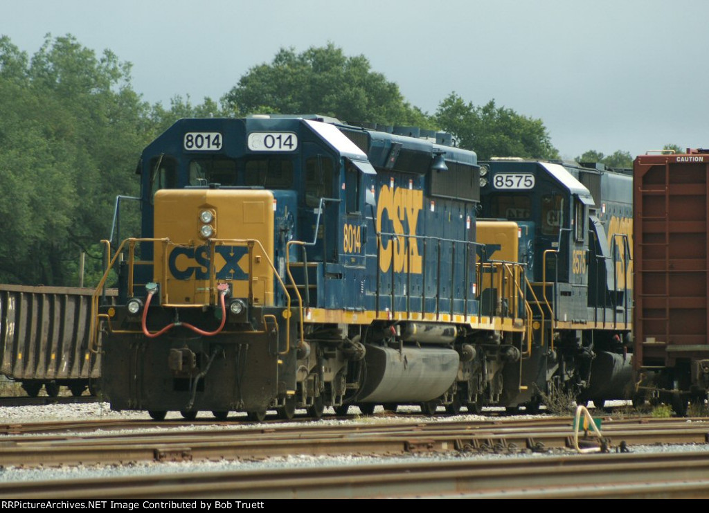 CSX 8014 & 8575 are still at Wildwood after finding them here last week with a Mother Slug set ...